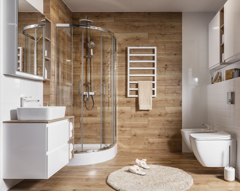 Prysznic, a może wanna? Od czego zależy wybór? - BudowaDom.pl